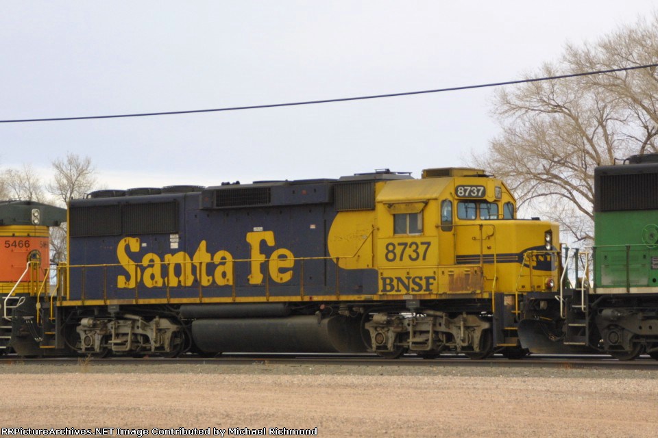 BNSF 8737